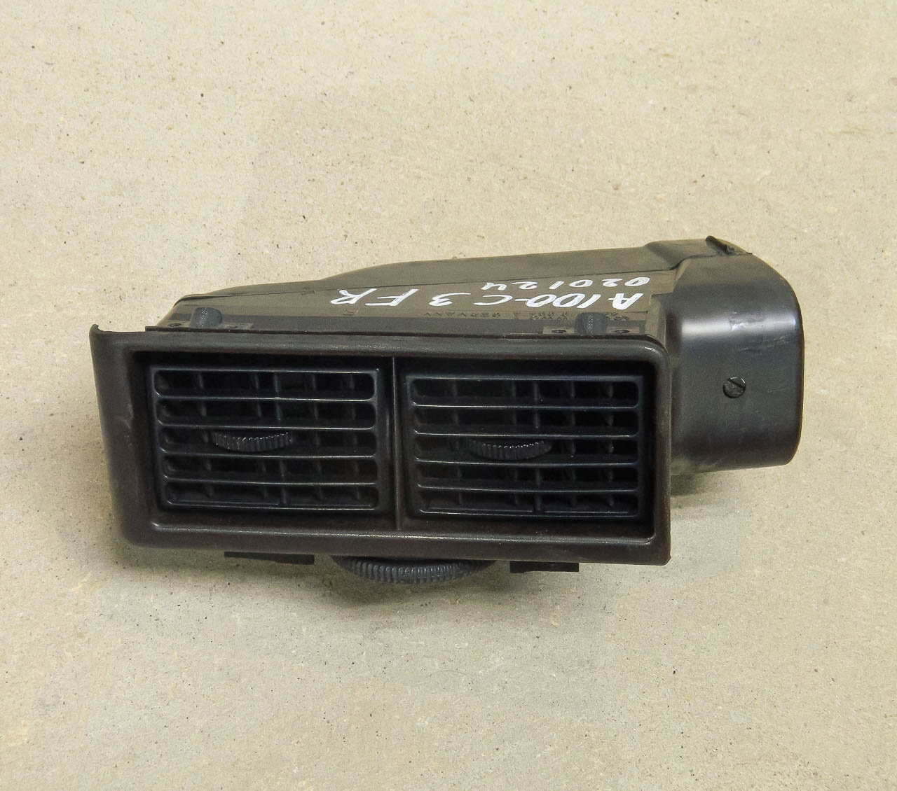 Дефлектор воздушный правый Audi 100 C3