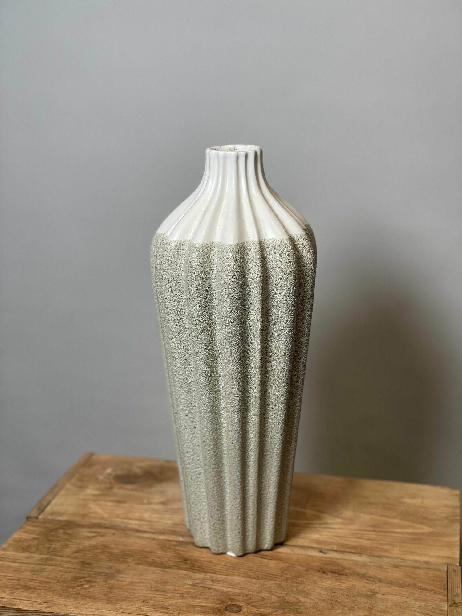 Ваза высокая Тюльпан серый h36 см