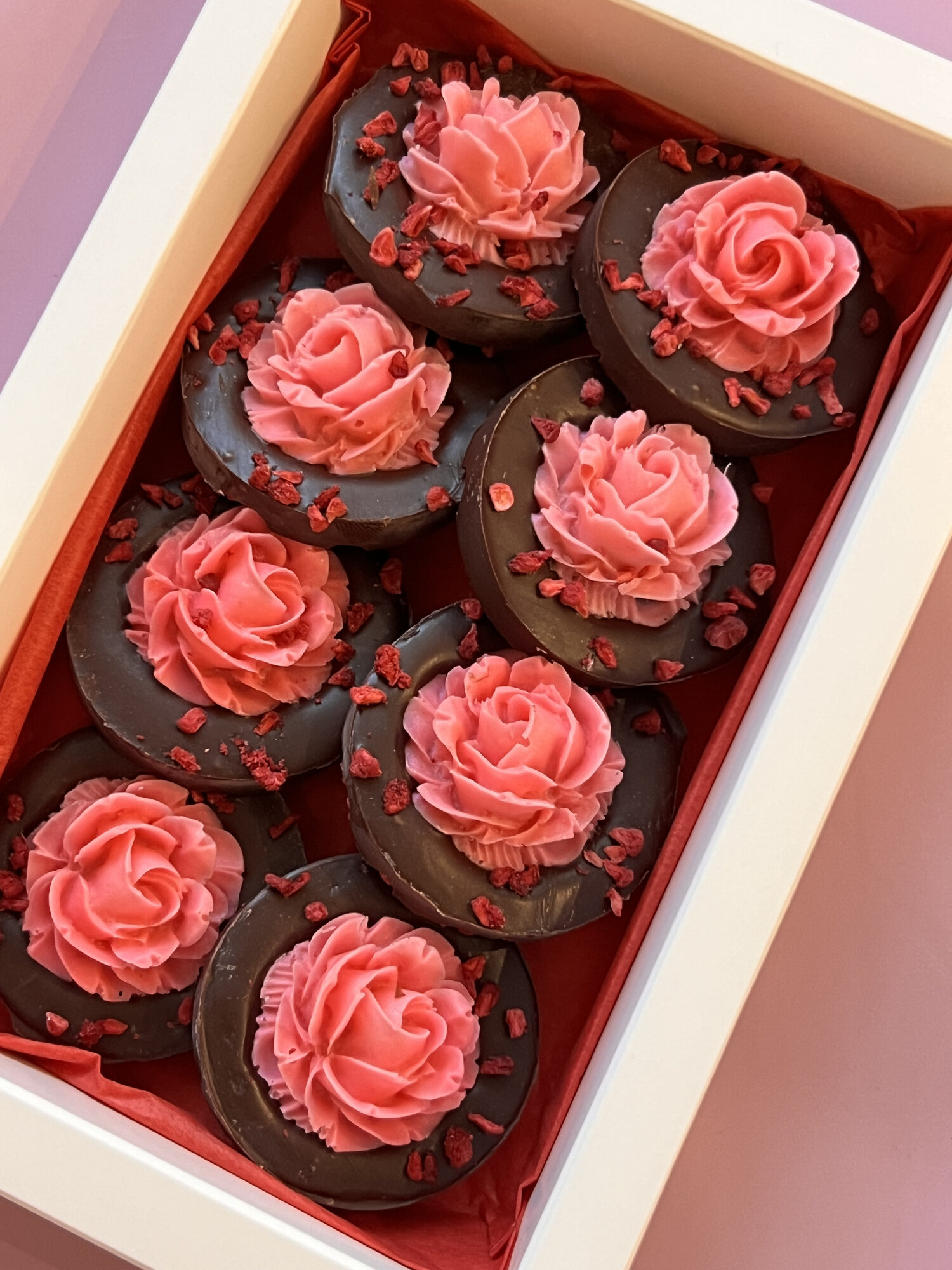 Шоколадный набор "Медианты с розами", молочный и белый шоколад, ручная работа