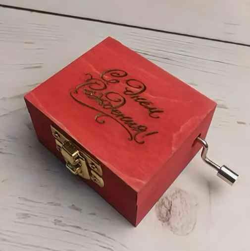 Музыкальная деревянная шкатулка-шарманка из массива С днём рождения красная