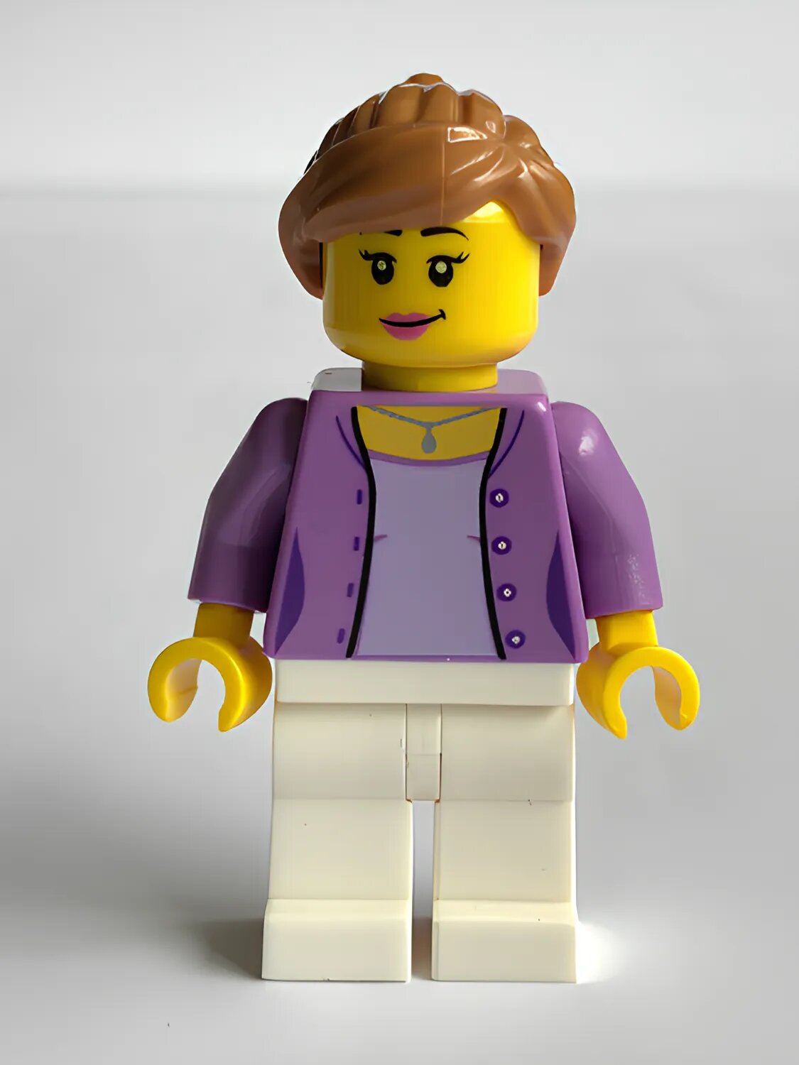 Минифигурка Lego Speed Champions Race Visitor - Female, Medium Lavender Jacket over Lavender Shirt, White Legs, Medium Nougat Ponytail and Swept Sideways Fringe, Dark Pink Lips sc061