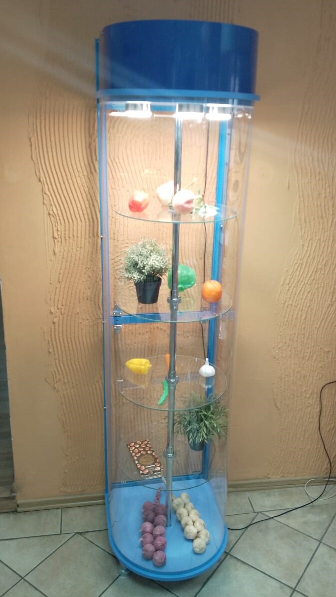 Антивандальная стеклянная витрина с гнутым фасадом и вращением полок Белая