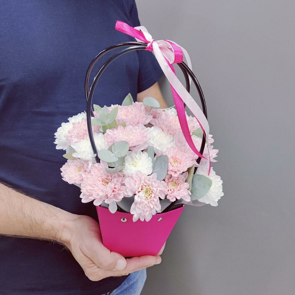 Композиция в сумочке Цветочный ЛЕС из хризантем с эвкалиптом, 20 см, розовый/белый