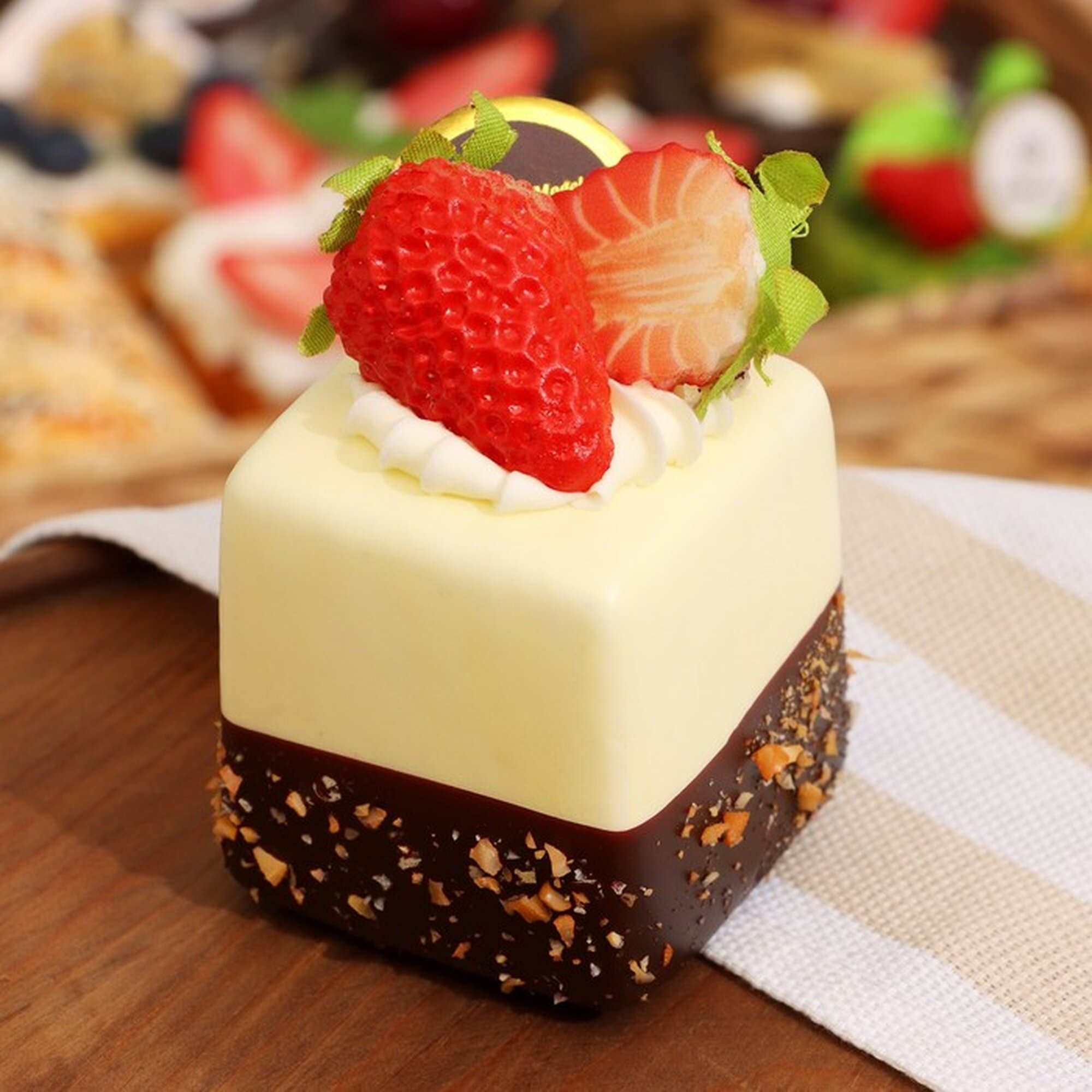 Муляж с магнитом Take It Easy "Пирожное Магнифико", клубника, пластик, 5x5x9 см