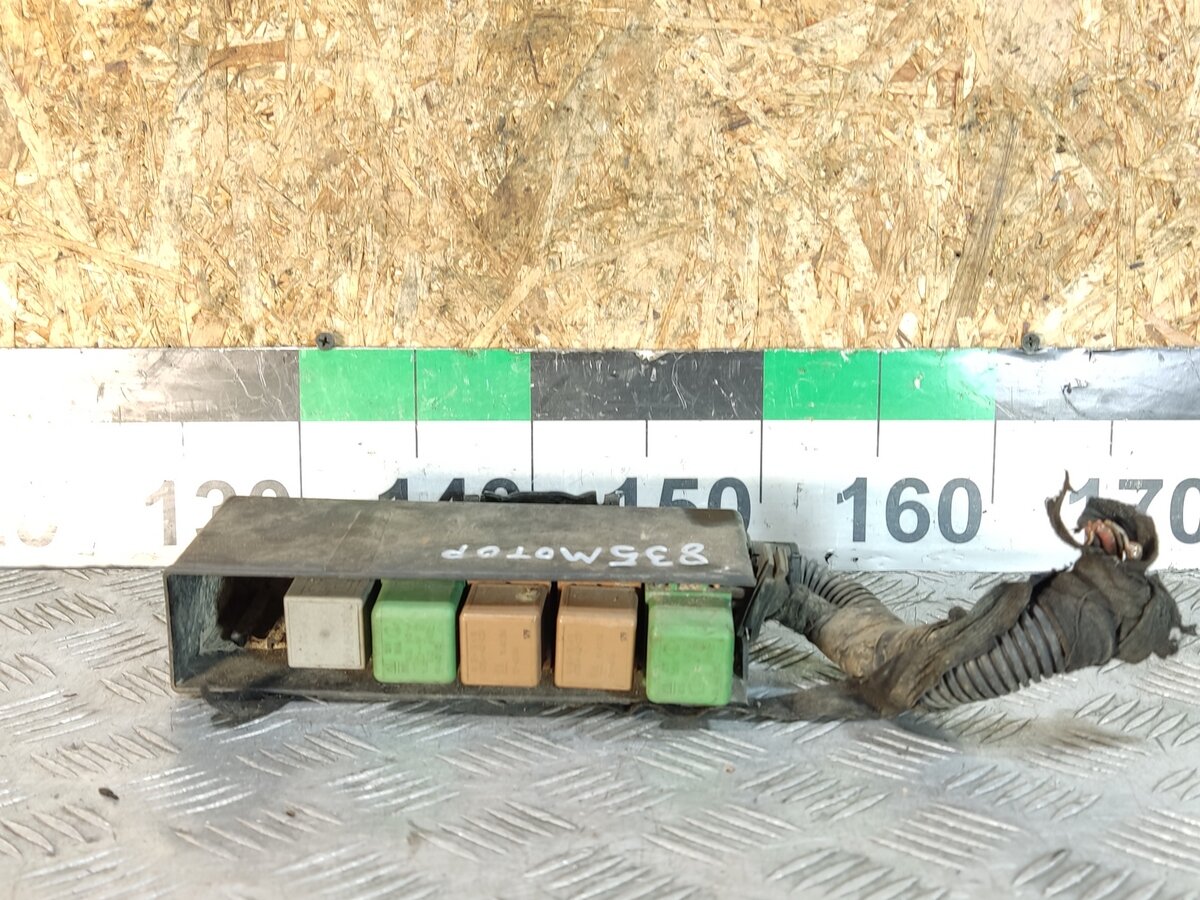 Блок предохранителей моторный OPEL Vectra B 90504296