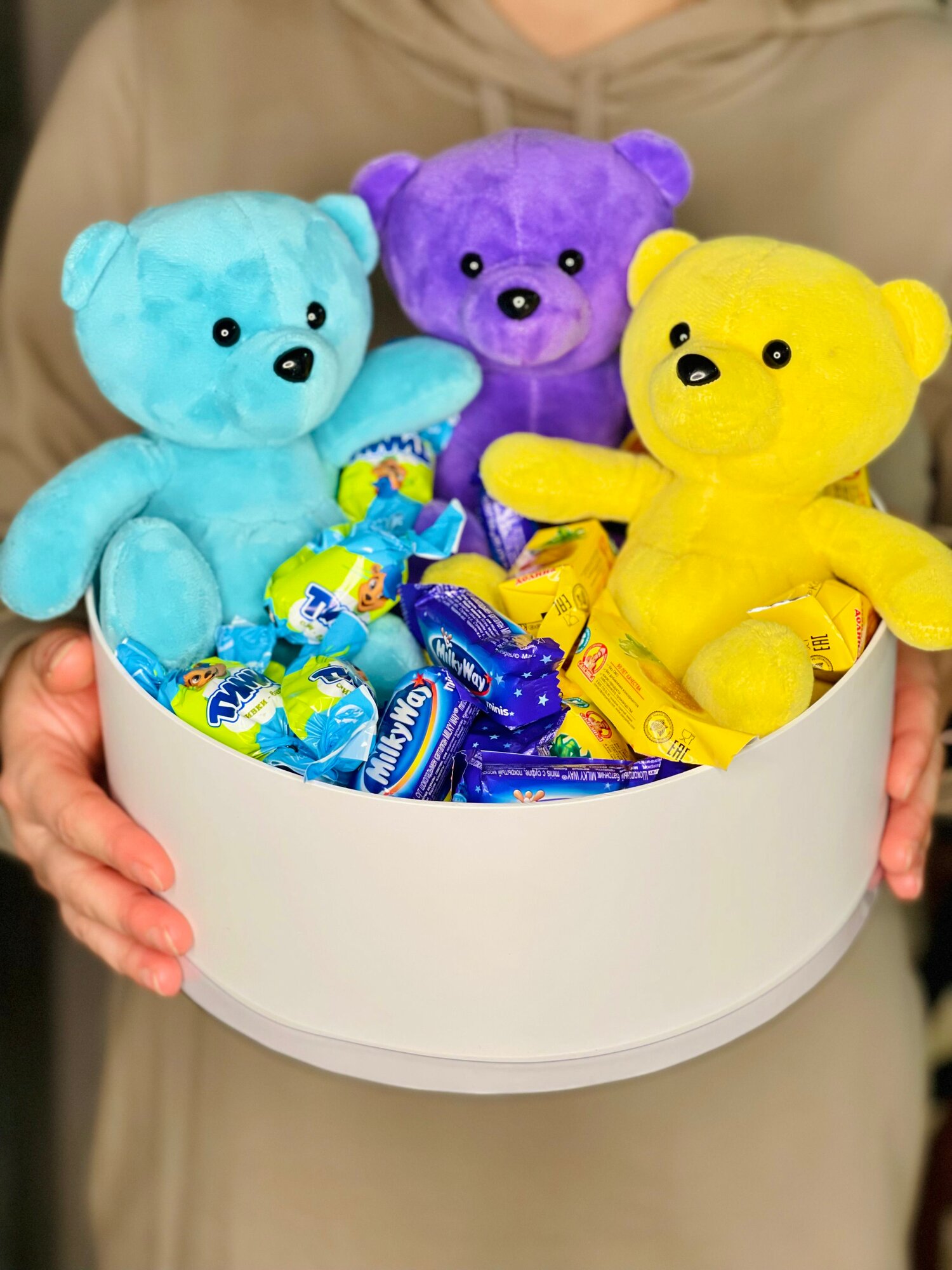 Подарок для сына или дочери "Три медведя и сладости" коробка конфет и мягкие игрушки