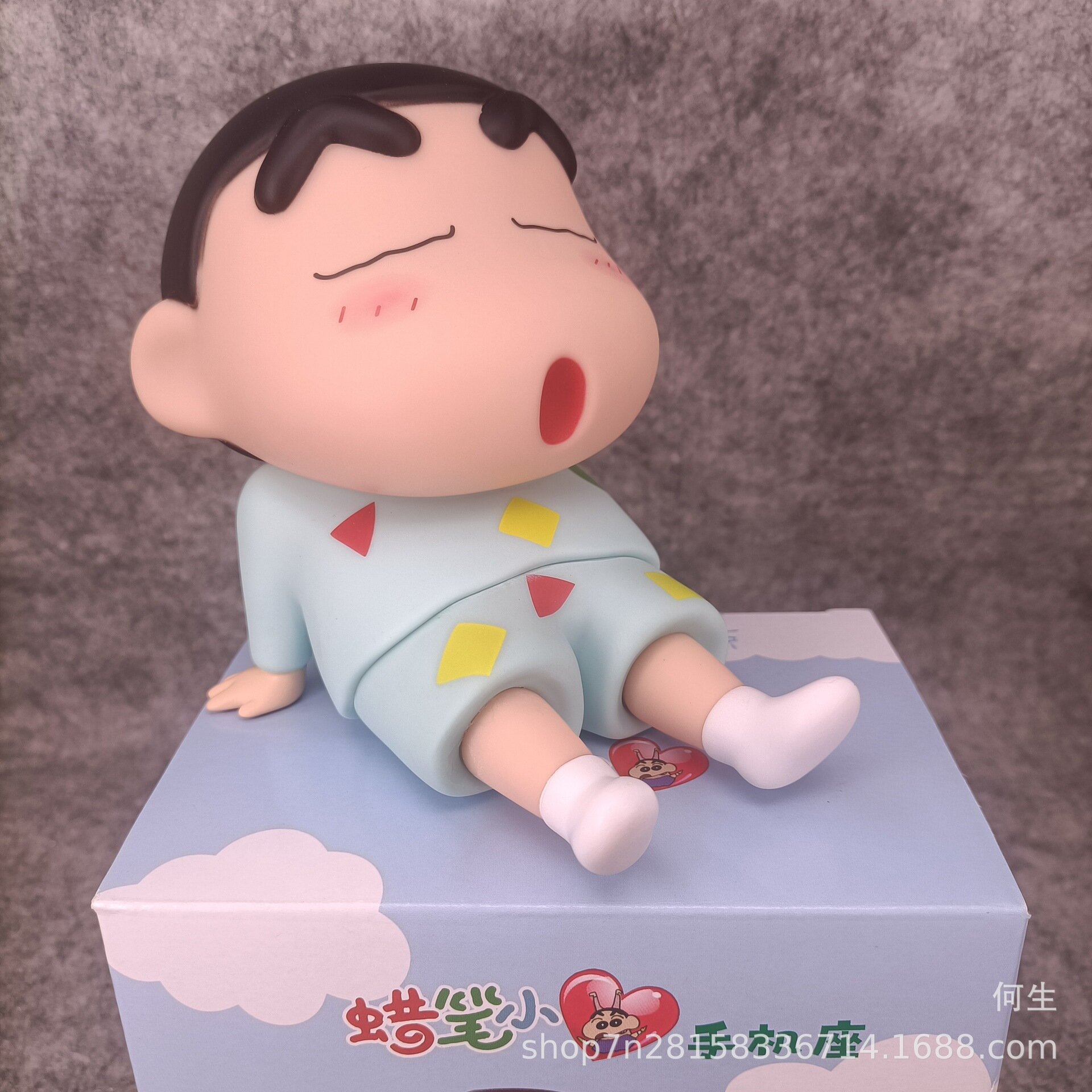 2026 Модные игрушки~Восковая версия пижамы Шин-чана, автомобильный крепеж, ленивый держатель, версия с цветной коробкой, 2 модели