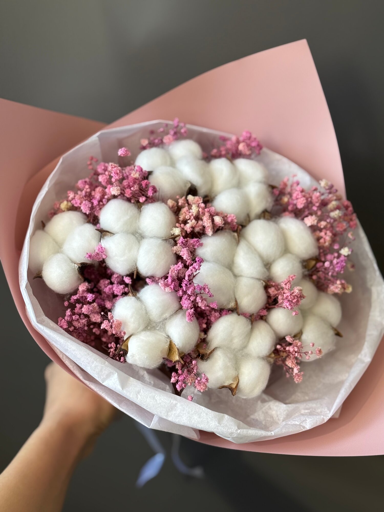 Букет из гипсофилы и хлопка нежный