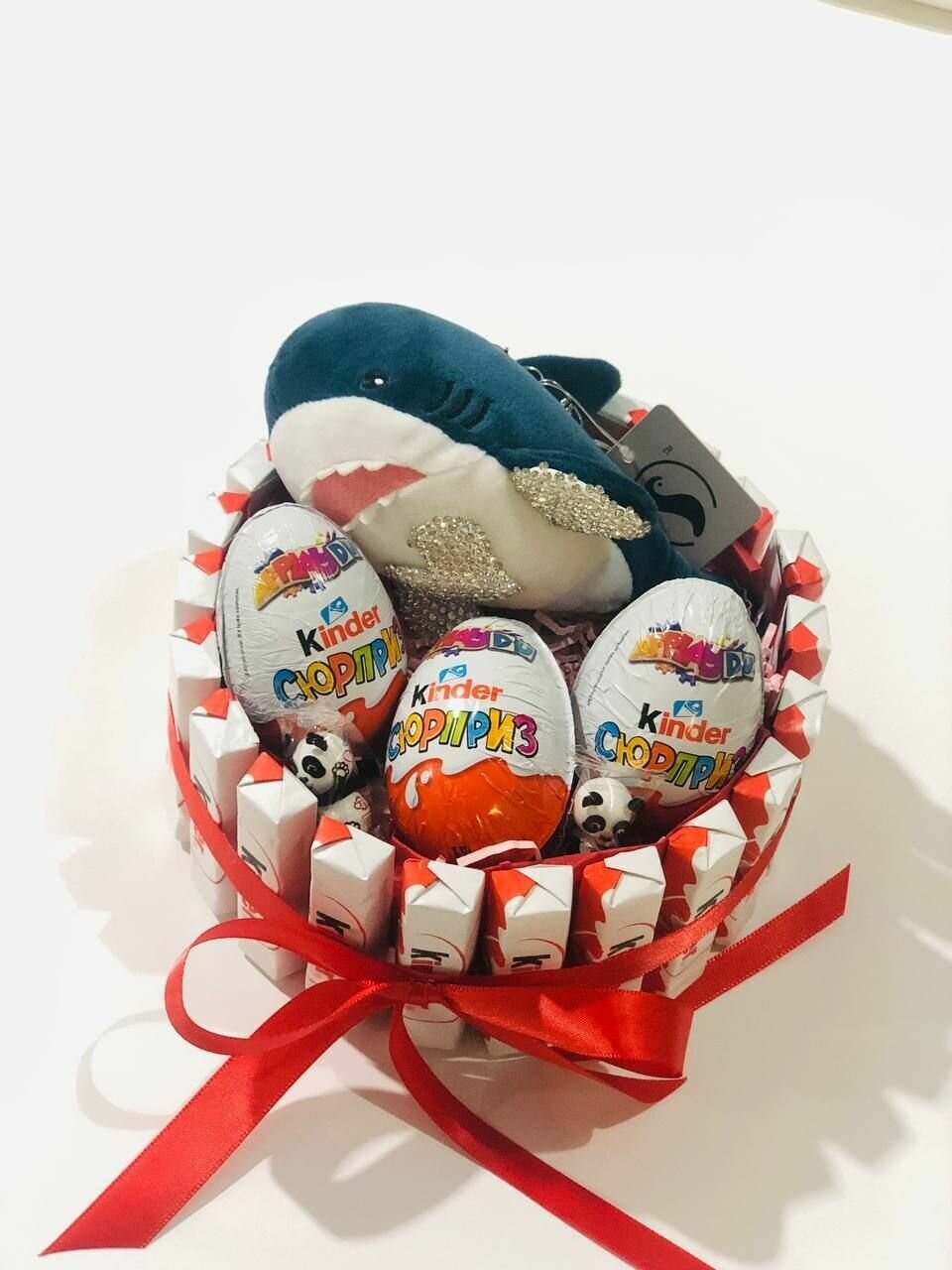 Сладкий подарок с рандомной игрушкой. Торт из киндер шоколада