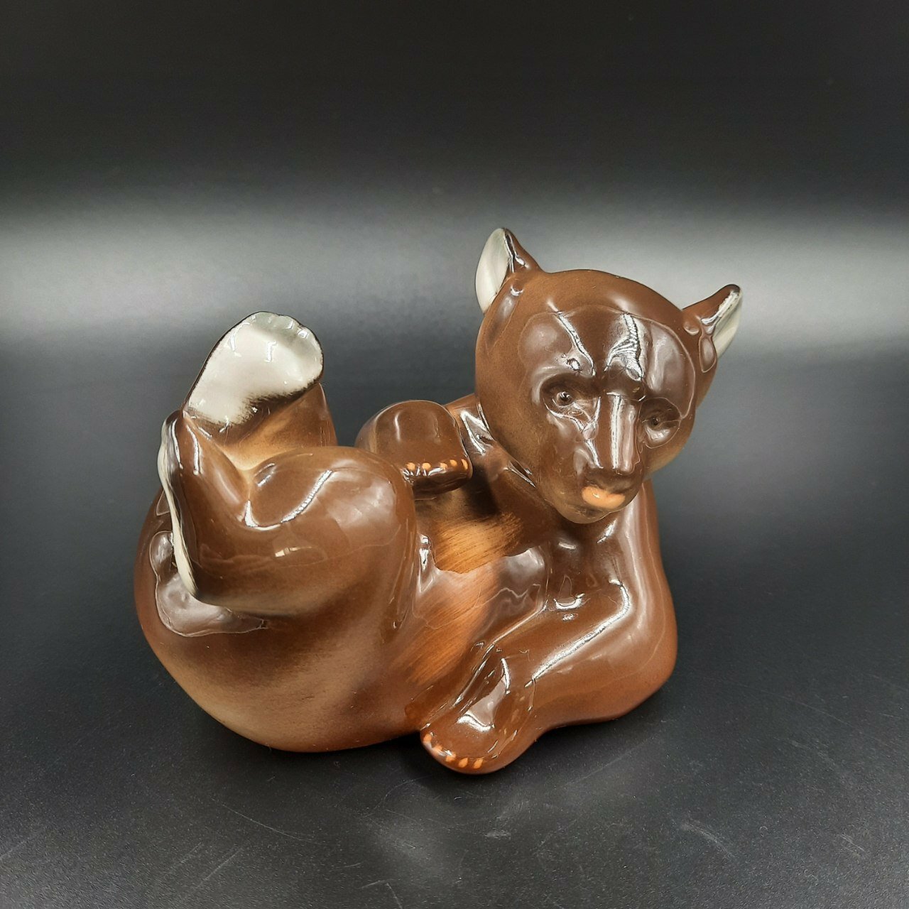 Статуэтка "Медвежонок лежащий", скульптор П. П. Веселов, художник В. М. Жбанов