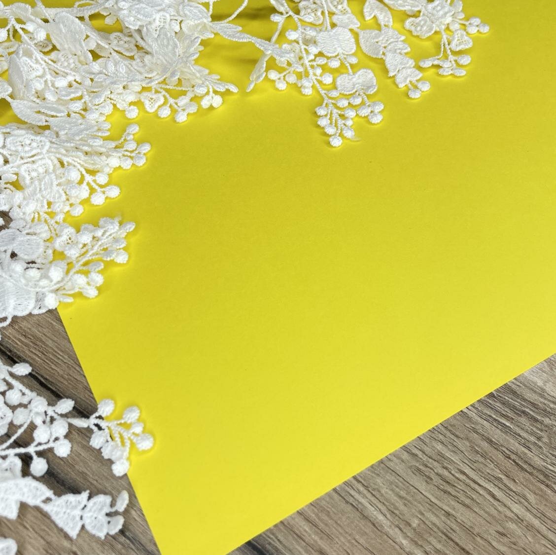 Дизайнерская бумага цвет желтый, плотность 260 гр, размер 35*50 см