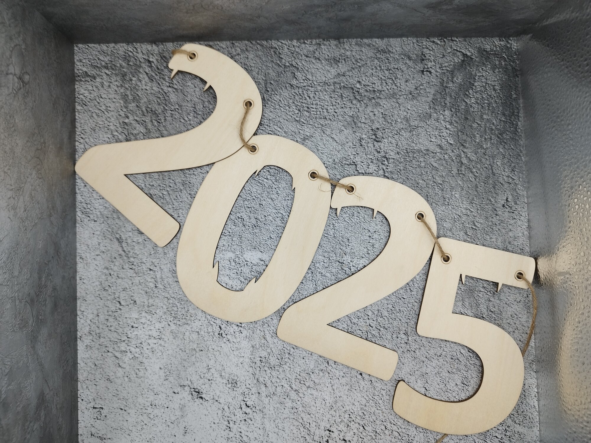 Гирлянда-фигурка "2025 Змея", дерево, бежевая, 17х15х1.5см