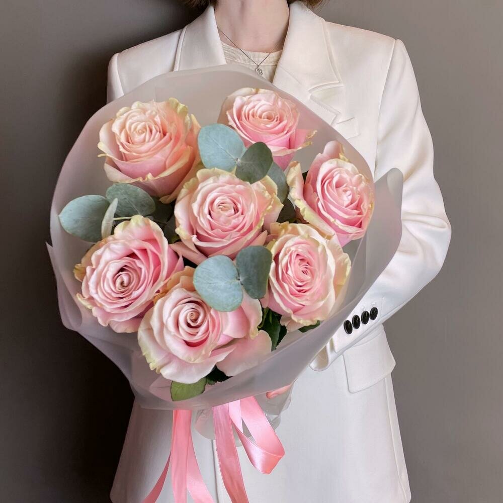 Букет из 7 нежно-розовых роз Пинк Мондиаль с эвкалиптом в дизайнерской упаковке