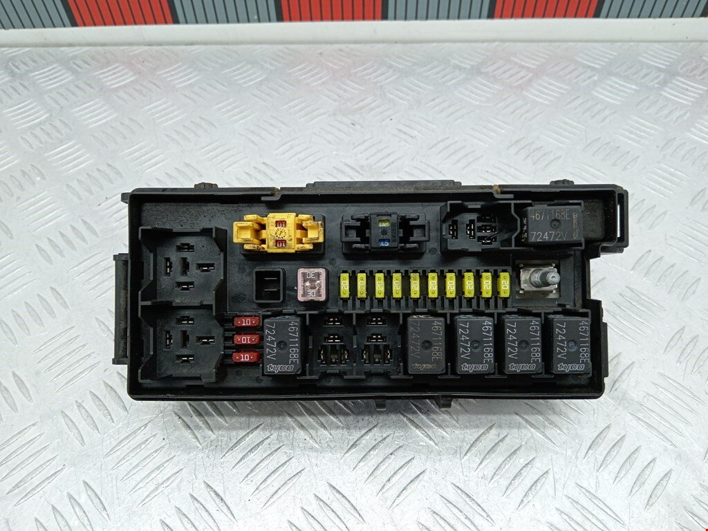 Блок реле Jeep Grand Cherokee 3 04692073AB арт. 1963884