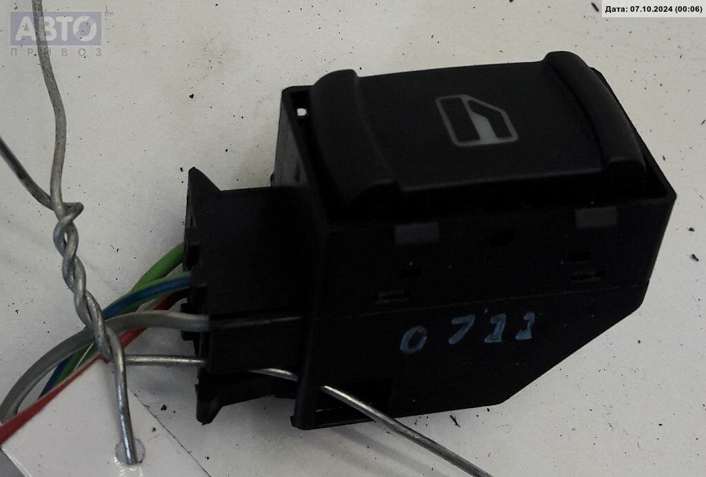 Блок кнопок управления стеклоподъемниками Volkswagen Golf-4