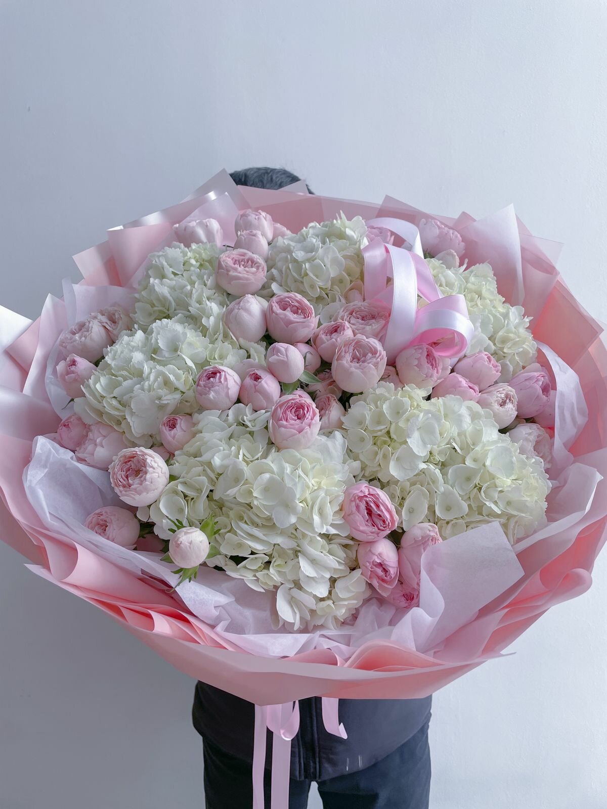 Сборный нежный букет из ароматных белых гортензий и розовых пионовидных роз от FlowersGo