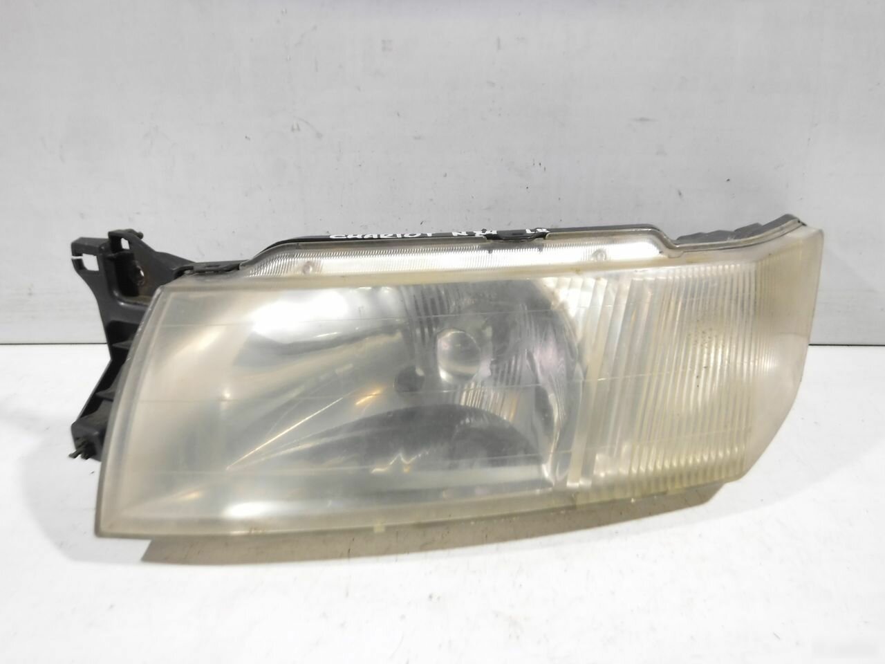 Фара левая Mitsubishi Chariot III (1997—2003) MR391745