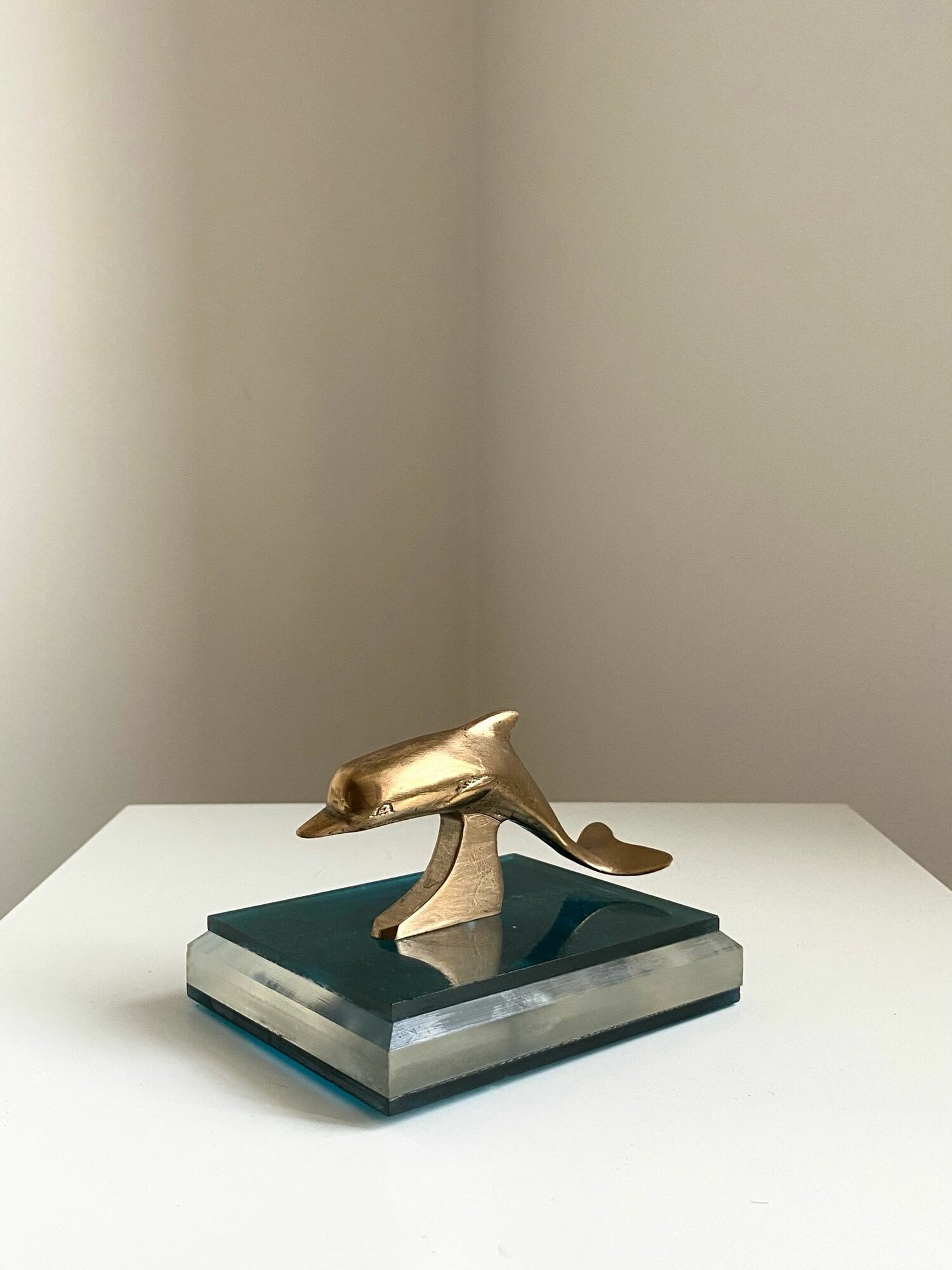 Статуэтка-Сувенир "Дельфин над водой" Латунь. На подставке. Оргстекло. СССР. Основание 11 * 9 см. Общий вес: 450гр!