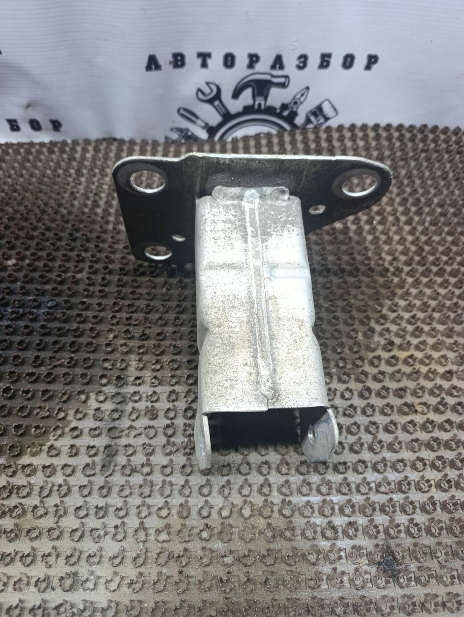 Кронштейн усилителя переднего бампера левый Ren. с пробегом