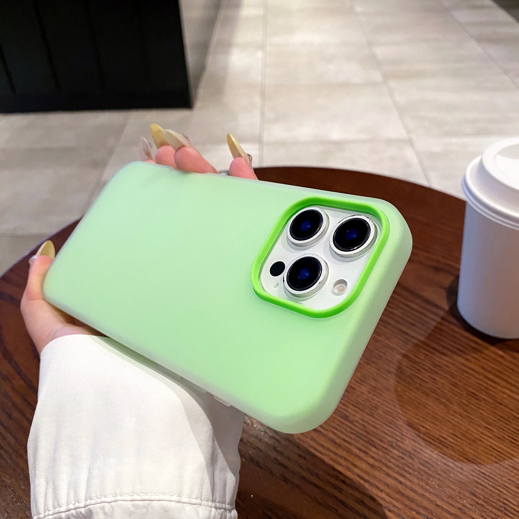 Зеленый матовый чехол для iPhone 16 Pro
