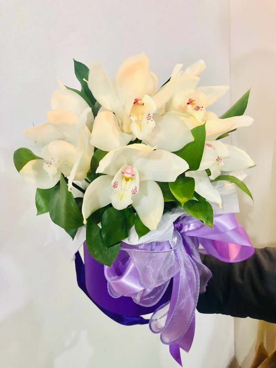 Орхидеи белые / Букет в коробке / Цветы / Подарок