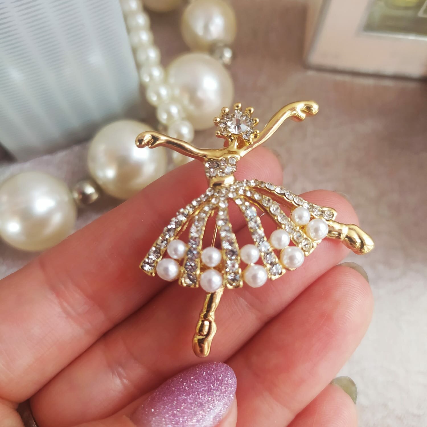 Брошь, стразы, пластик