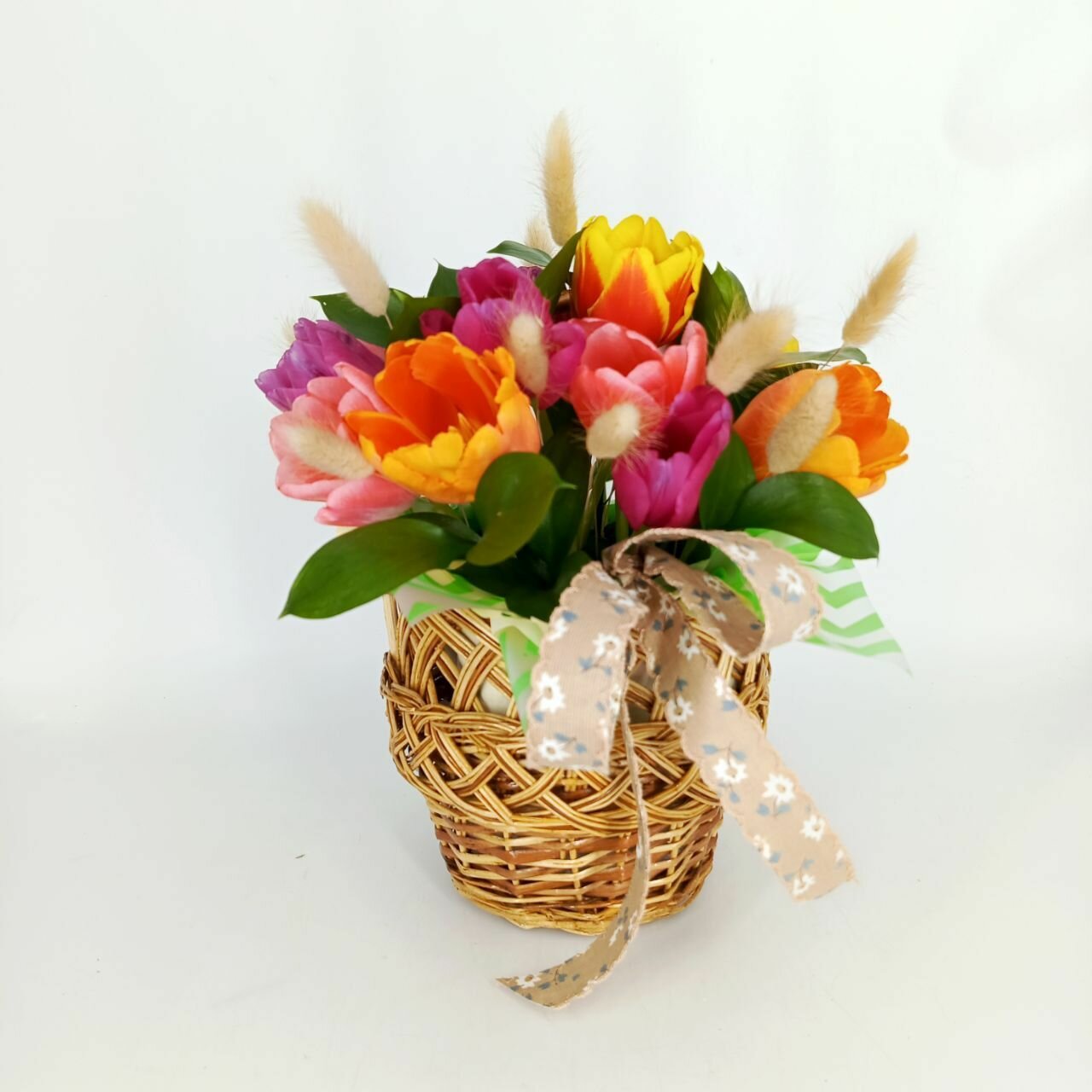 Тюльпаны, лагурус, рускус, букет в корзине.
