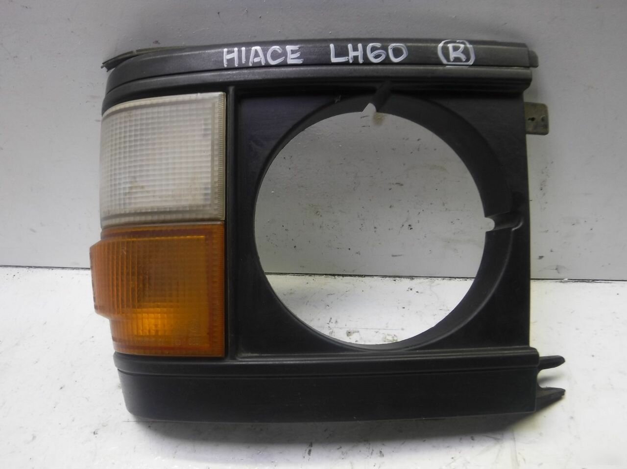 Рамка фары Toyota Hiace H100 (1989—2004) 423W0001149