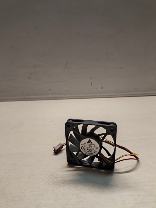 Охлаждающий вентилятор EFB0612MA DC 12V 0.12A 60X60X10 мм 3Pin