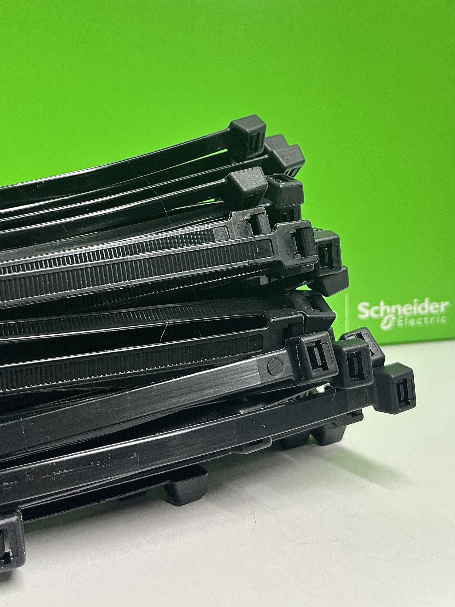 780x8.8мм Кабельная стяжка Schneider Electric Thorsman цвет - черный IMT46277