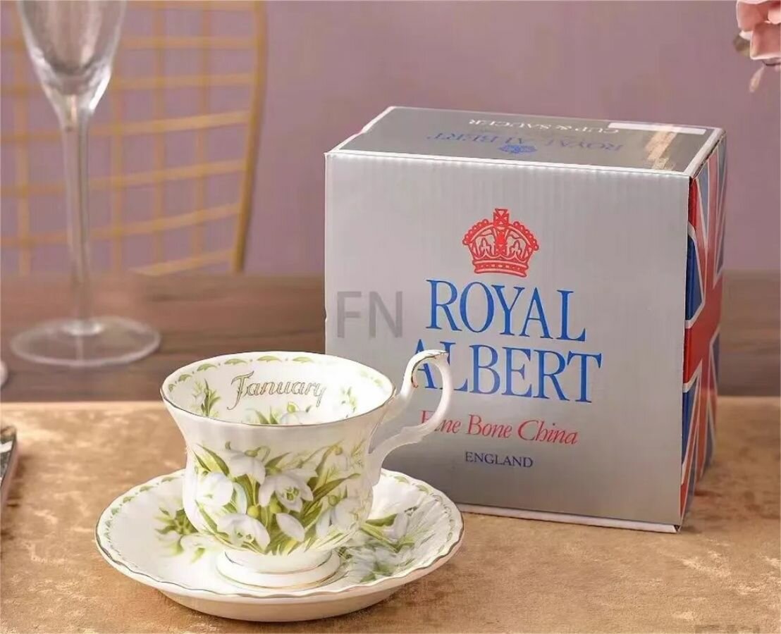 Чайная пара Royal Albert. Англия. Костяной фарфор. Снежный лотос в январе