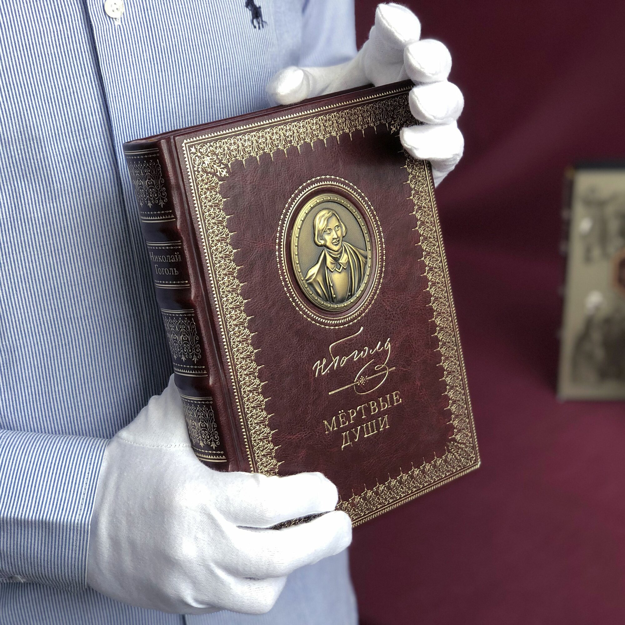 Подарочная коллекционная книга Н. В. Гоголь Мёртвые души. Стандарт Издательство Снег