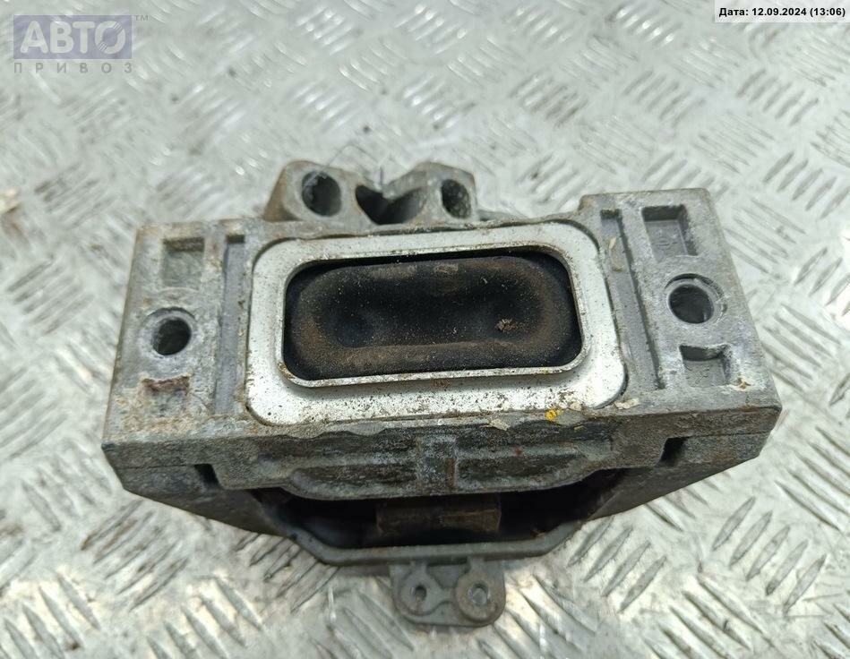 Подушка крепления двигателя Volkswagen Golf-4