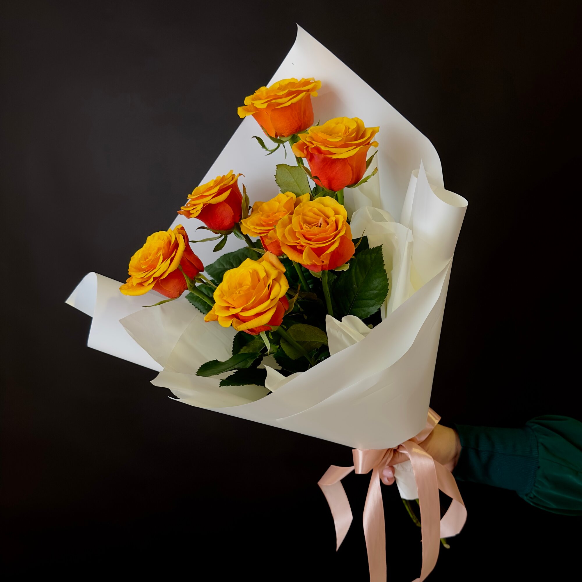 Букет цветов из 7 роз Вива Испания в упаковке