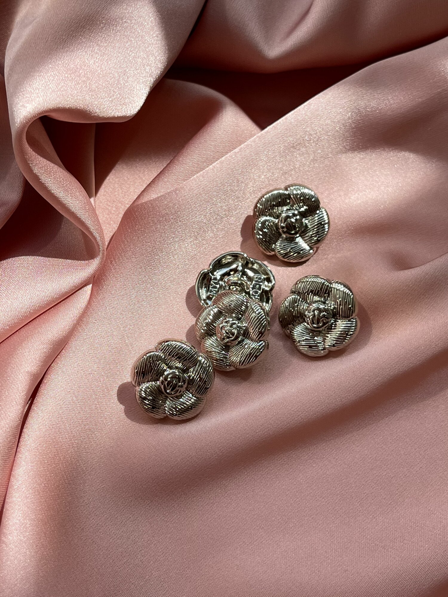 Пуговицы серебристые в форме цветка 18 мм, 5 штук