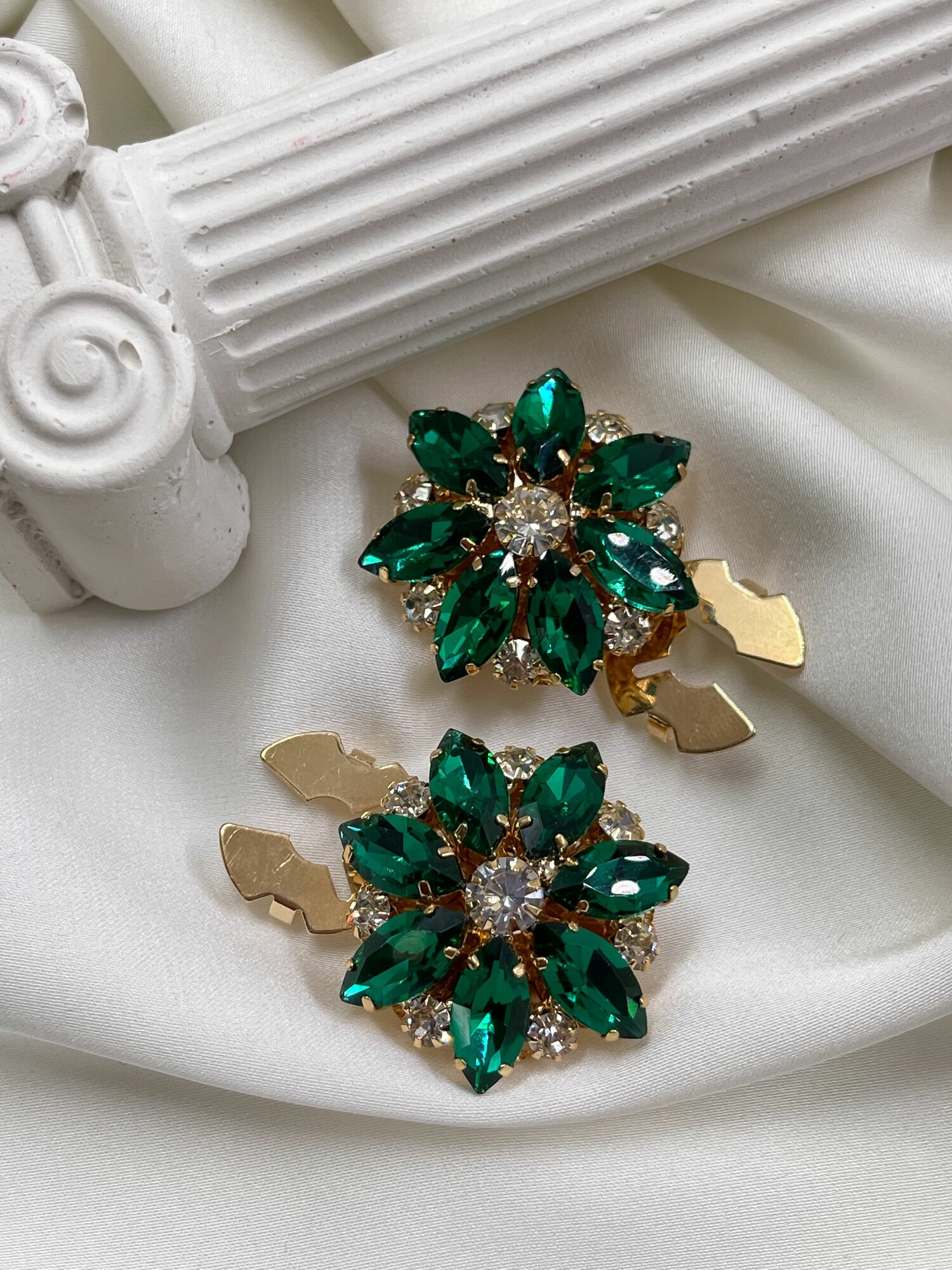 Накладки на пуговицы золотистые в форме цветка с зелеными стразами 2 штуки