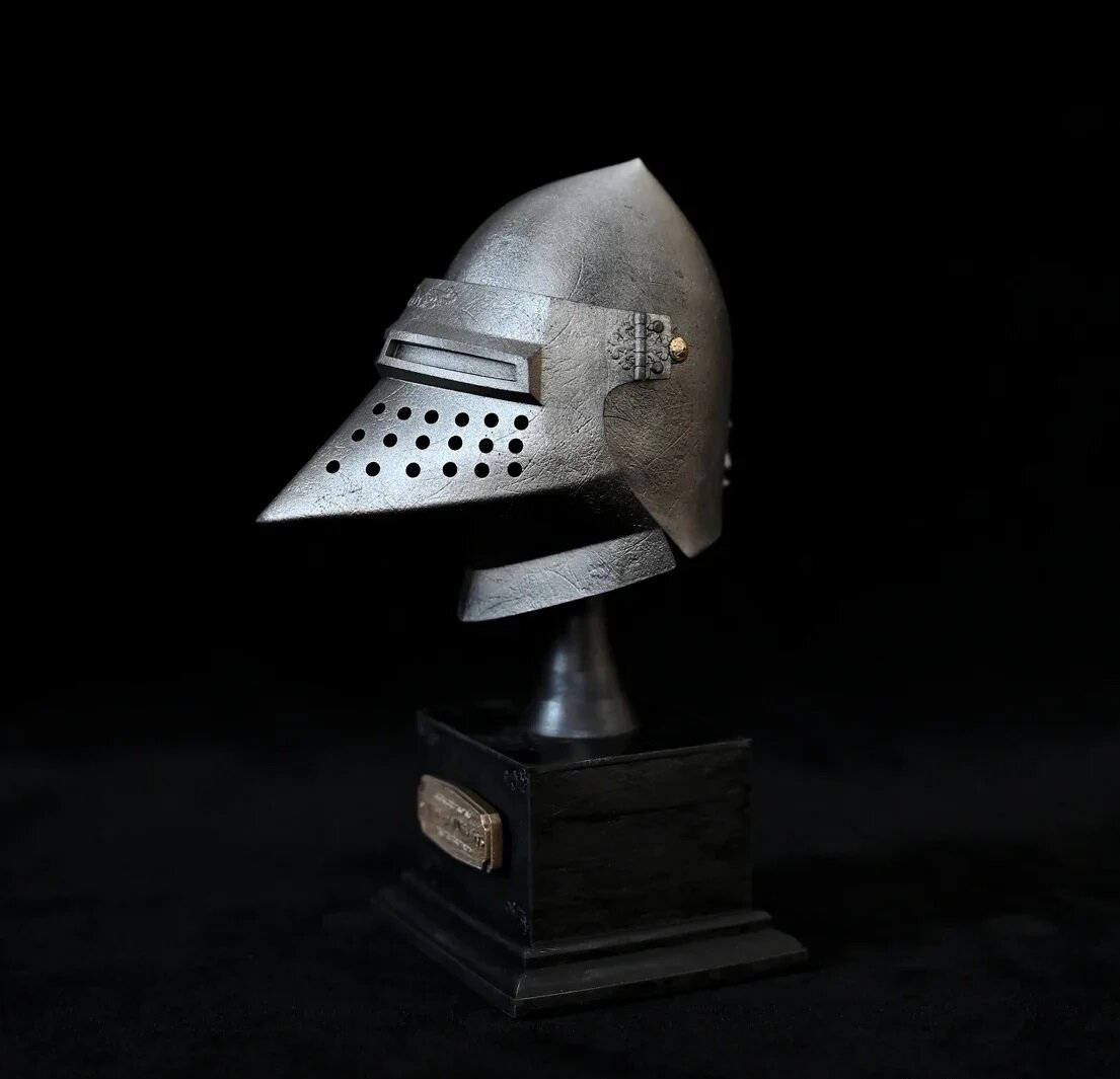 Статуэтка - Фигурка "Шлем Доспехи Средневекового Рыцаря Поединщика"