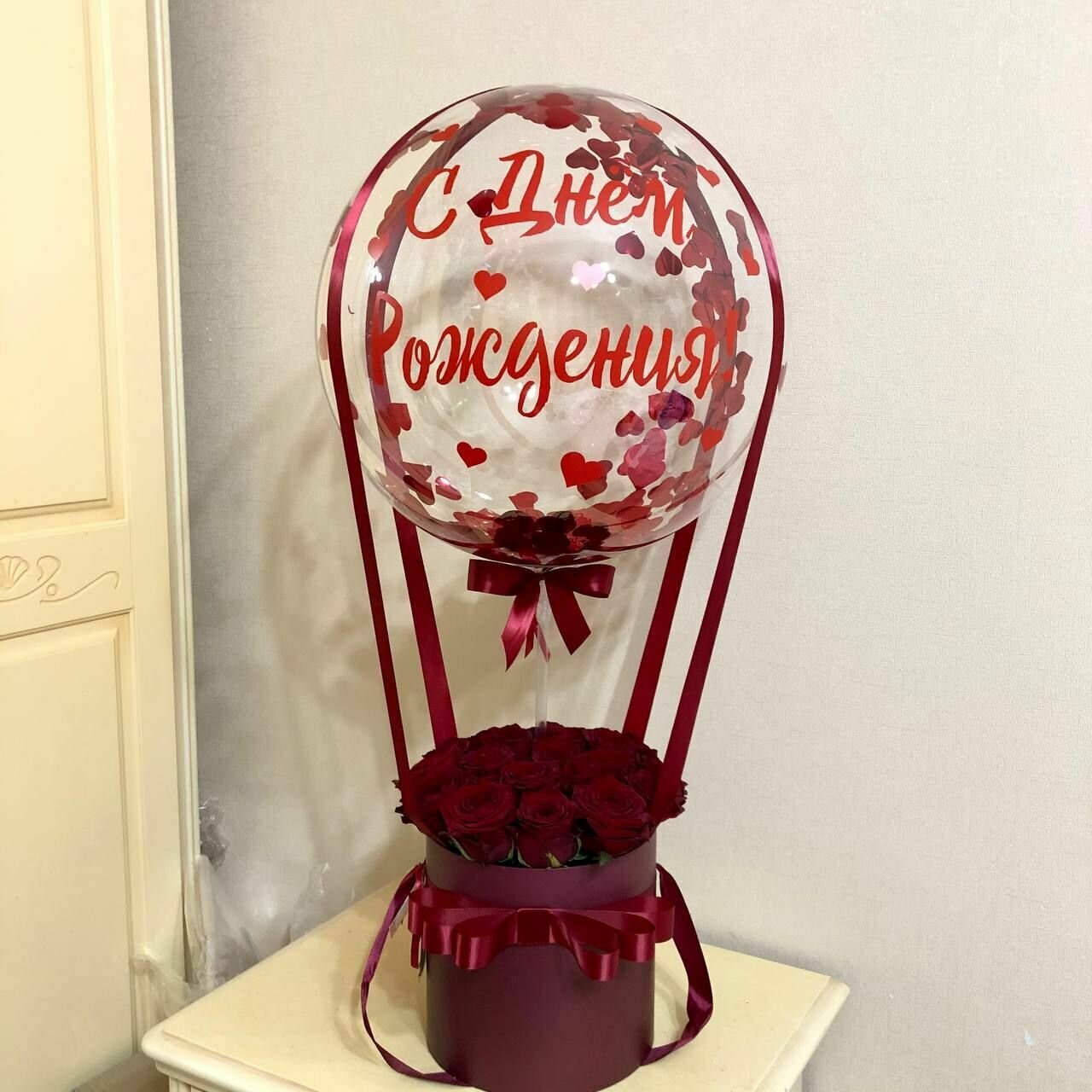 Красные розы / Букет в коробке цветы с шаром баблс