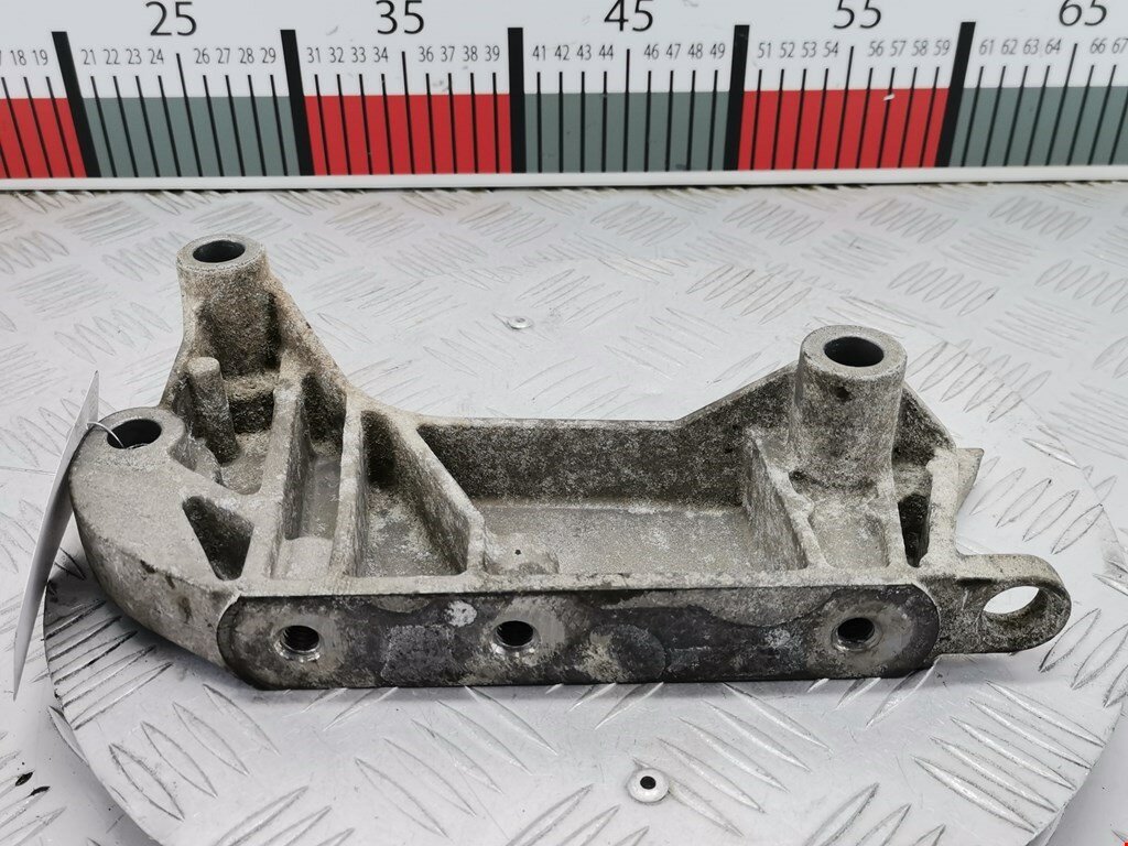 Кронштейн (крепление лапа) двигателя Saab 9-3 (2) 73502798 арт. 2042301