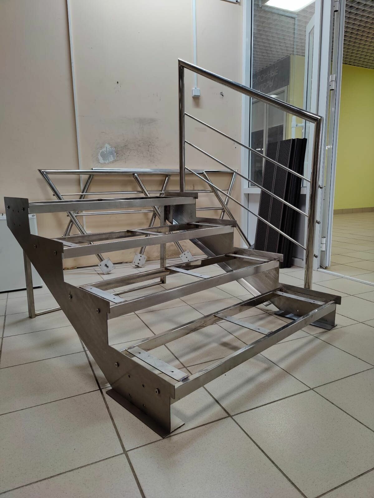 Лестница-крыльцо из нержавеющей стали , 4 ступени, без ДПК, ограждение справа.