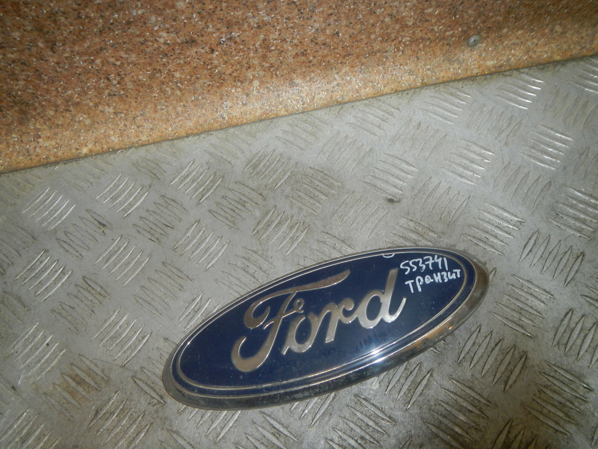 Б/У Эмблема, Ford (Форд)-TRANSIT (14-) FORD TRANSIT (14-) Царапины, сломано крепление, скол. 553741 FORD арт. CK418B262AA