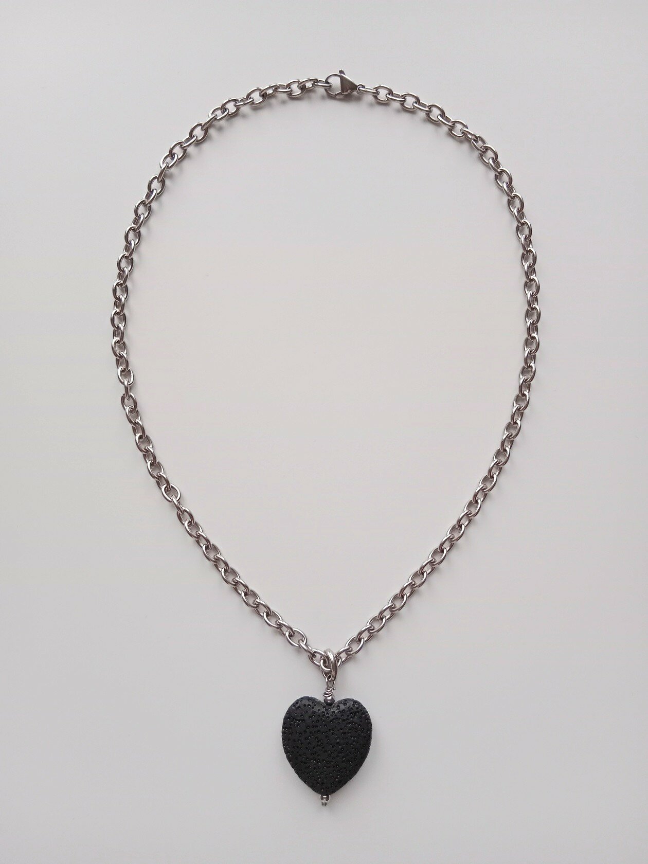 Колье, вулканическая лава