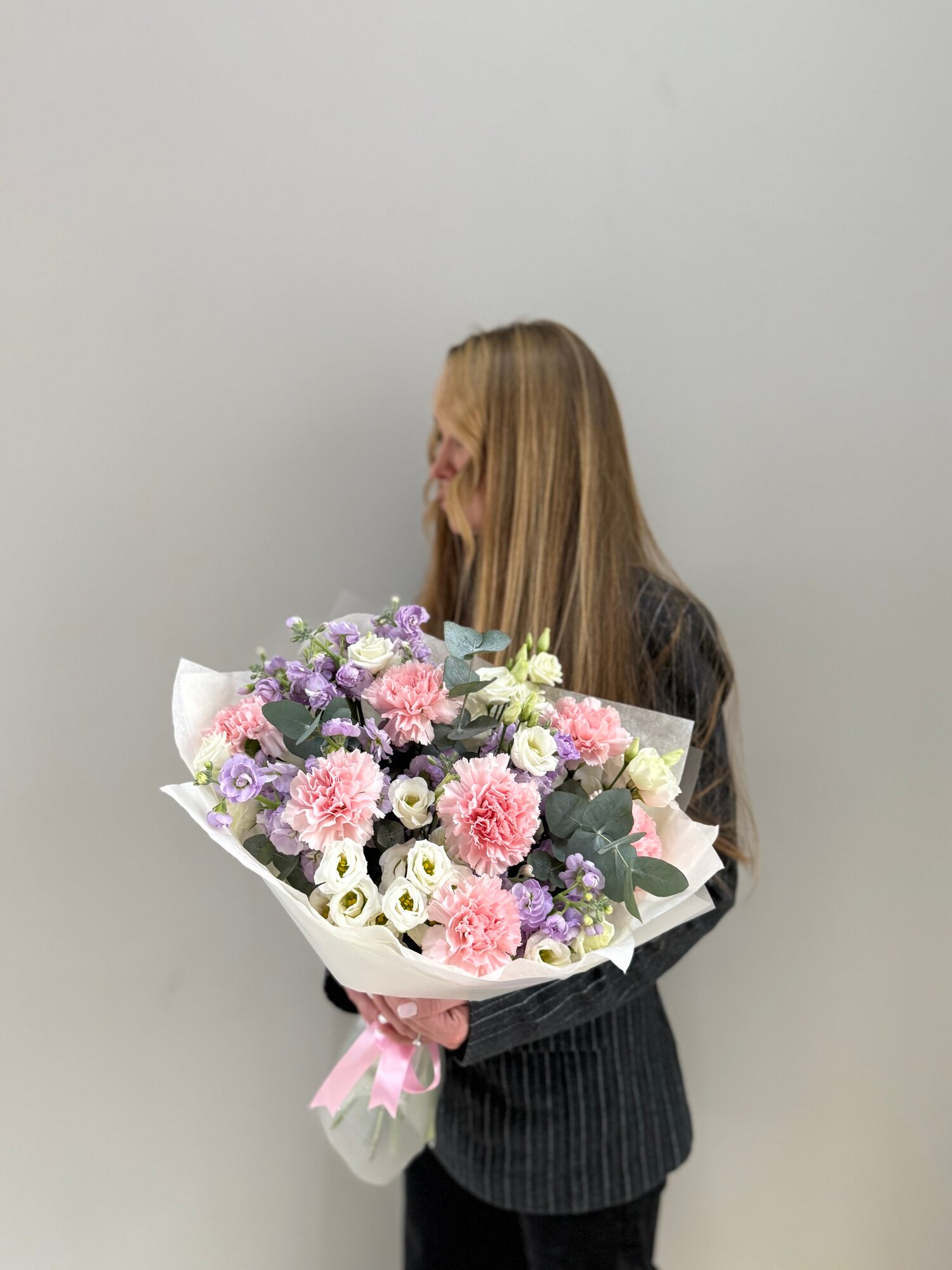 Авторский букет из маттиолы и эустомы в нежной гамме ( живые цветы) пышный букет