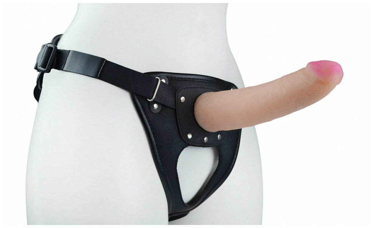 Кожаные страпон-трусики с фаллосом Harness Ultra Realistic 7"