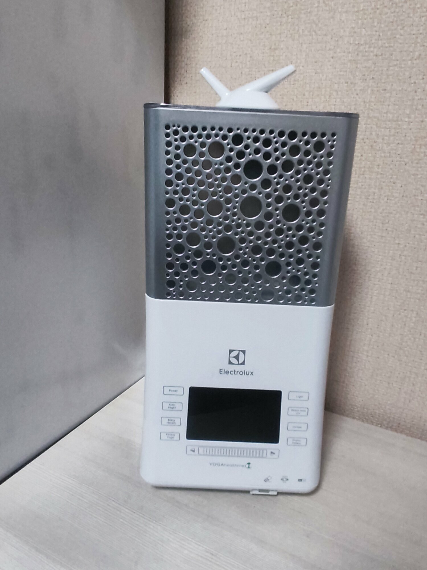 Увлажнитель воздуха с функцией ароматизации Electrolux YOGAhealthline EHU-3815D, белый