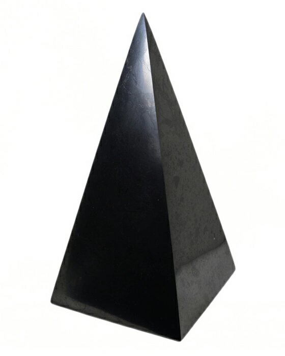 Пирамида из шунгита полированная высокая, размер основания 100-105мм .