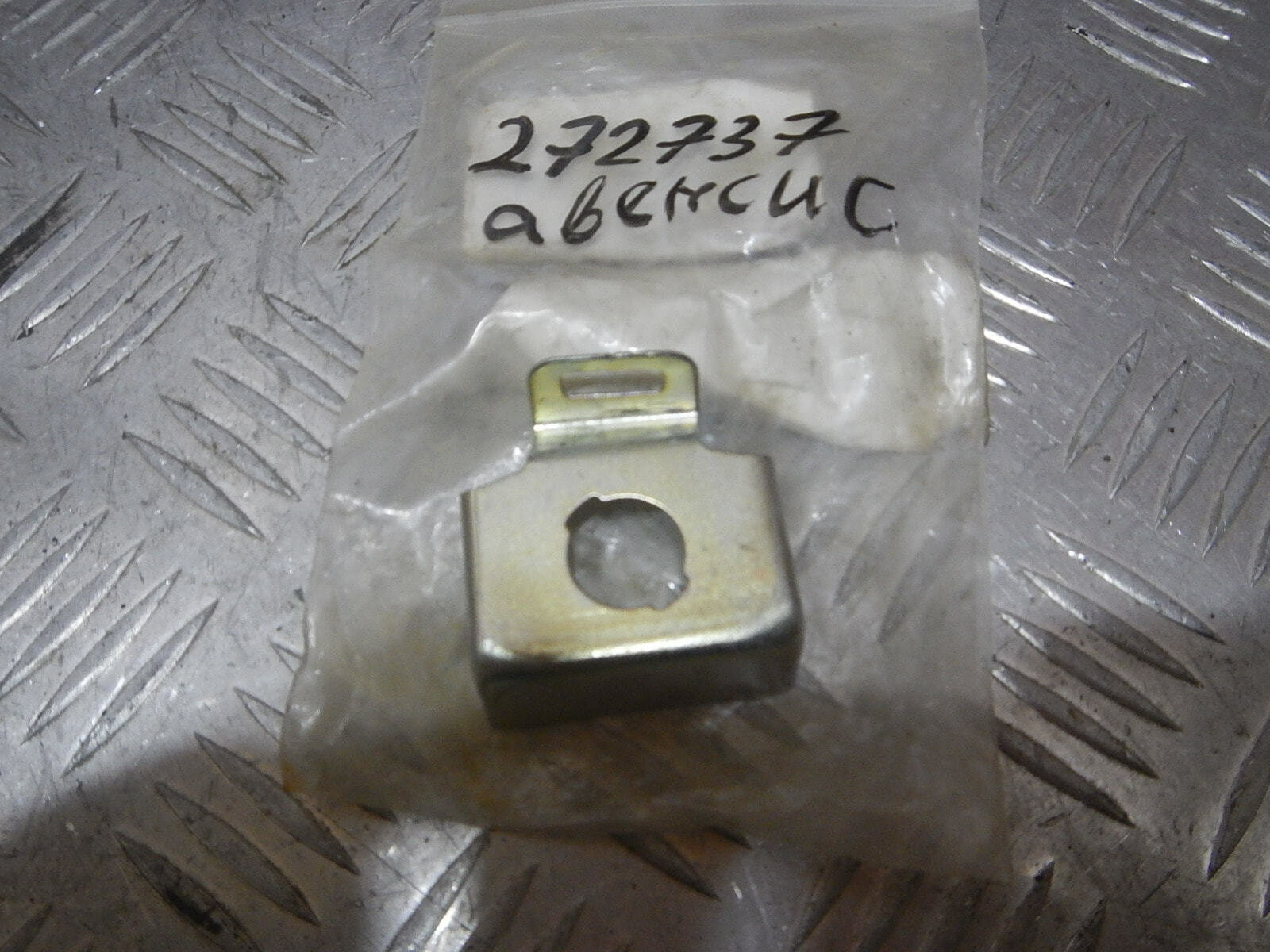 Б/У Кронштейн лючка бензобака, Toyota (Тойота)-Авенсис TOYOTA AVENSIS II (03-08) новый 272737 TOYOTA арт. 6184852010