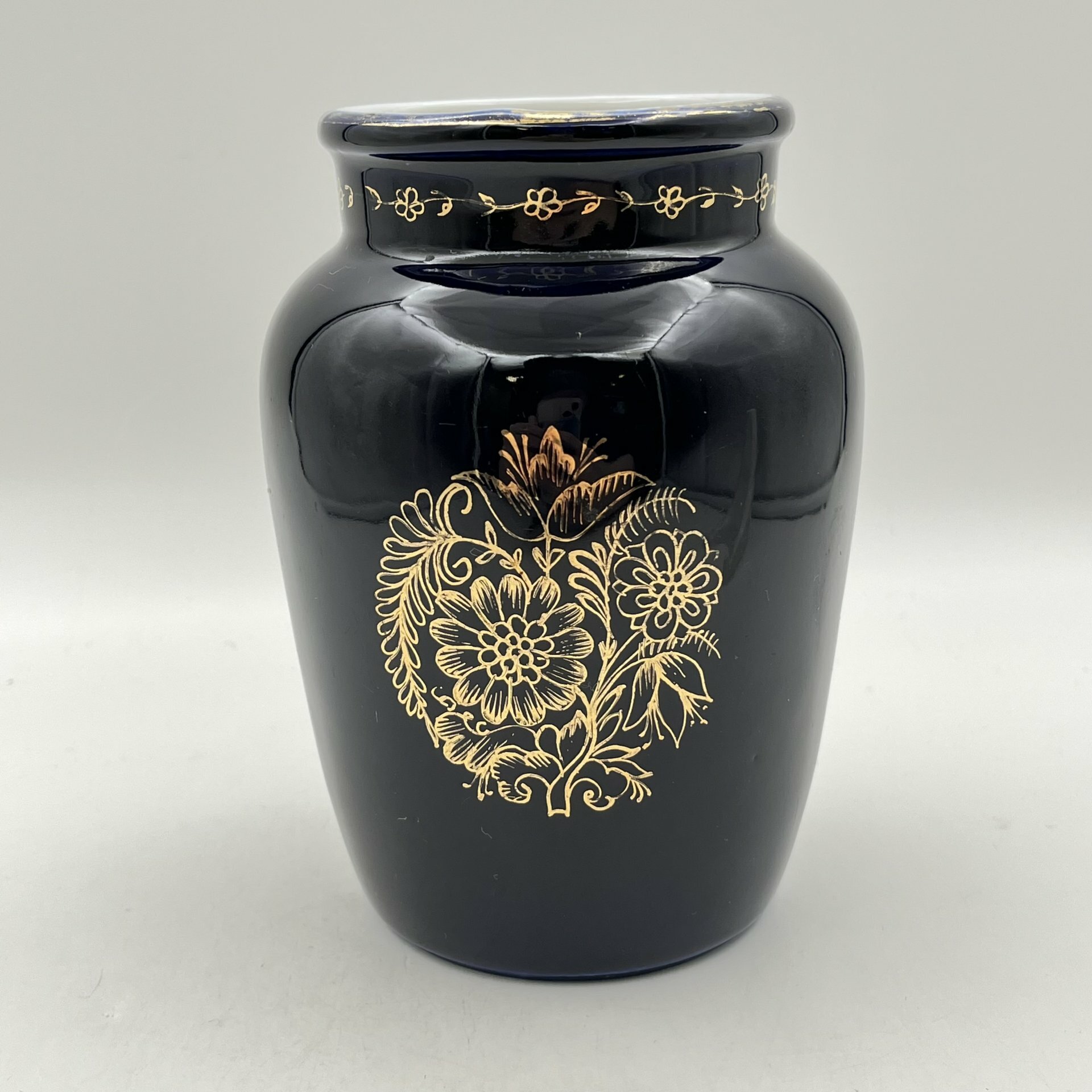 Ваза для небольшого букета кобальтового цвета с цветочным декором золотого цвета