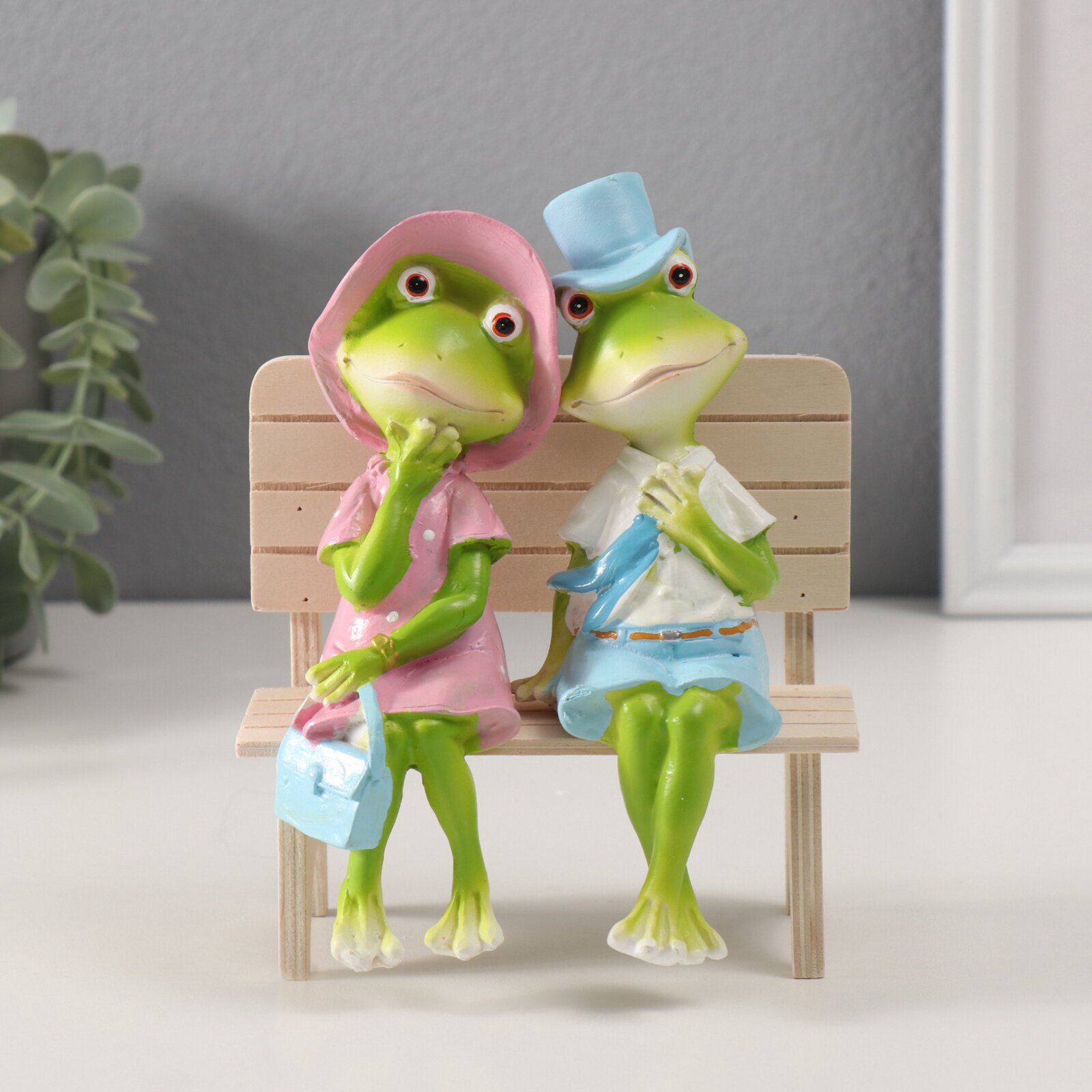 Сувенир полистоун "Лягушки на скамеечке - свидание" 16,8х8,5х13 см