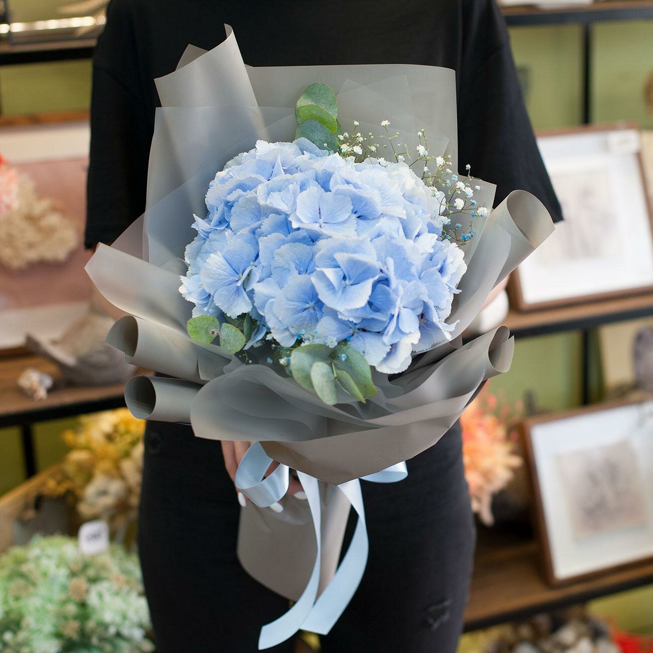 Букет "Небесная глазурь", гортензии, минигерберы, хризантемы, розы, альстромерии, декоративная зелень